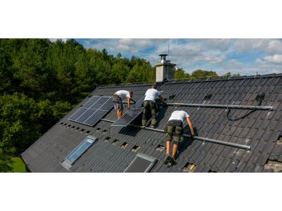 So montiert man eine PV-Unterkonstruktion auf einem Ziegeldach!